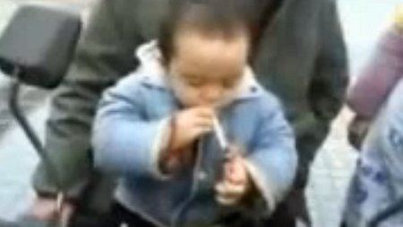 [Video] Video de bebé fumando causa impacto en la red - Cooperativa.cl