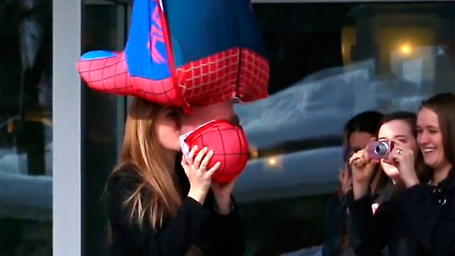 [Video] Alumnas recrearon beso de "Spiderman" en universidad ...