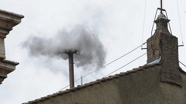 [Fotos] La segunda votación del cónclave arrojó humo negro - Cooperativa.cl