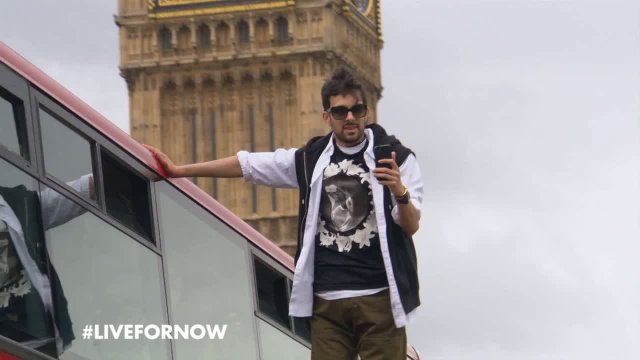 [Video] Un mago viajó flotando en un bus de Londres - Cooperativa.cl