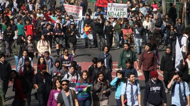 [Fotos] Marcha estudiantil reunió a 25 mil personas en Santiago ...