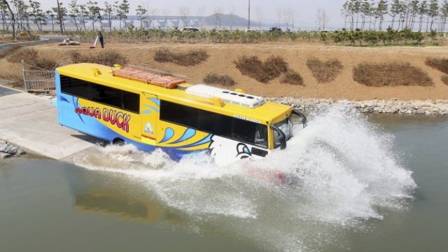 [Fotos] Comenzaron los trayectos de prueba de un autobús anfibio en ...