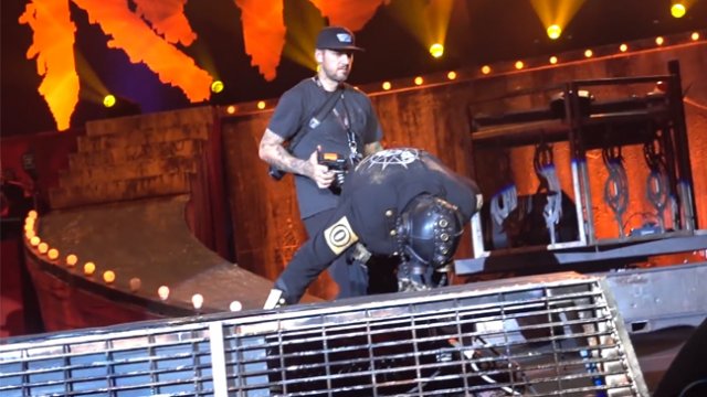 [Video] Vocalista de Slipknot cayó tan fuerte que tuvo que ser asistido ...