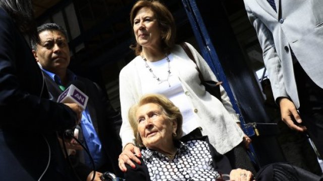 [Fotos] Viuda de Aylwin votó acompañada de su hija en Providencia ...