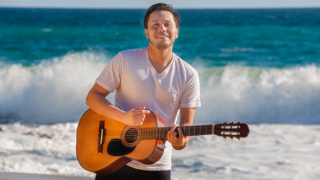 [Video] Eduardo Mera y su exitoso "Me voy de viaje solito" - Cooperativa.cl