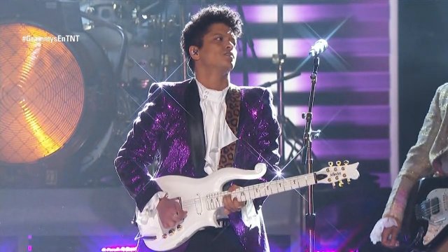 [Video] Bruno Mars deslumbró encabezando el tributo a Prince en los ...