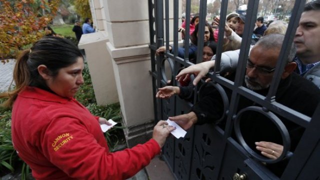 [Fotos] Alta demanda generó colapso en el Palacio Causiño - Cooperativa.cl
