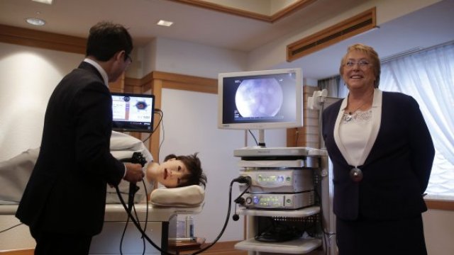 [Fotos] Presidenta Bachelet conoció al robot de simulación médica ...