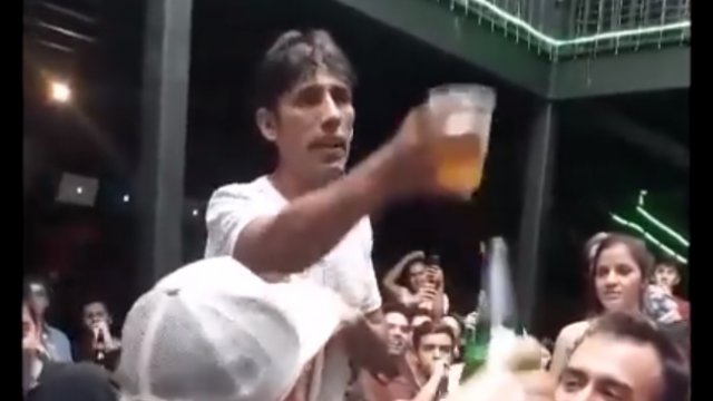 [Video] Mago hizo truco con cerveza e hizo delirar a los presentes ...