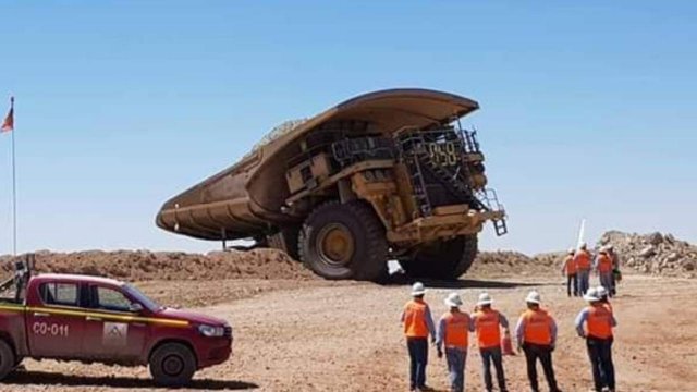 [Video] El rescate de gigantesco camión que casi cae a un botadero en ...