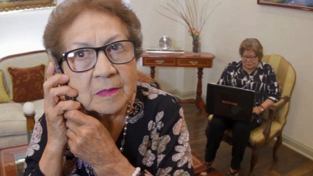 [Video] Doris y Carmencita, abuelas youtubers, enseñan a evitar las ...