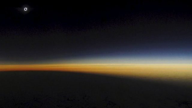 [Video] Al cielo y a la oscuridad: El eclipse total a 38 mil pies de ...