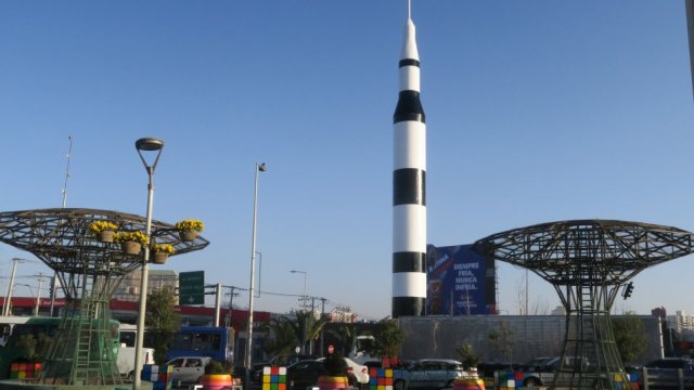 [Fotos] #Apollo50 Instalan réplica del Saturno V en La Florida ...