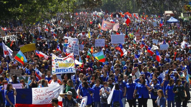 [Fotos] Pacífica y masiva: Nueva marcha avanza por la Alameda ...