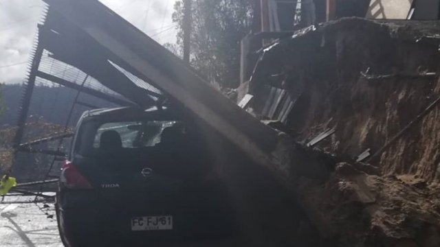[Fotos] Auto fue aplastado por pared tras las lluvias de la zona ...