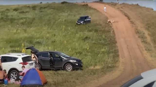 Video Auto Sin Conductor Impactó A Una Multitud De Turistas En Rusia