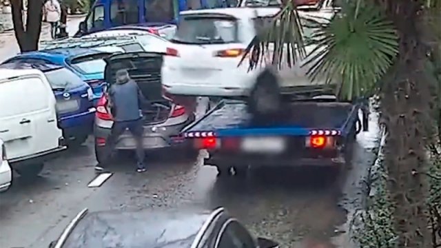 [Video] ¡Milimétrico!: Hombre se salvó de ser aplastado por un auto ...