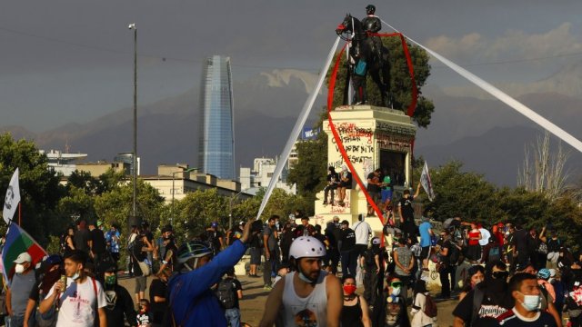 [Fotos] Manifestantes lograron ocupar la Plaza Baquedano y rayar su ...