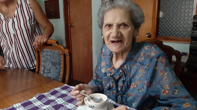 [Video] "Bracito relajado, respire profundo": María Isabel Vega, de 92 ...