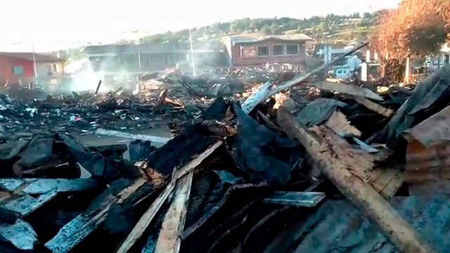 Video Panguipulli Se Reactiva Incendio Entre Escombros De La