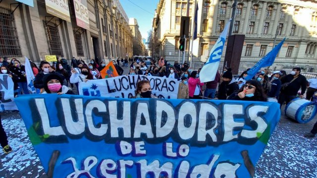 [Fotos] Pobladores de Lo Hermida se manifiestan en las afueras del ex ...