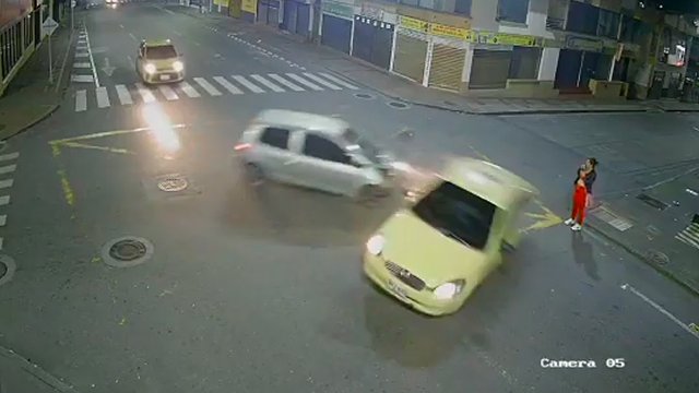 [Video] Mujer se salvó de milagro de ser atropellada en aparatoso ...