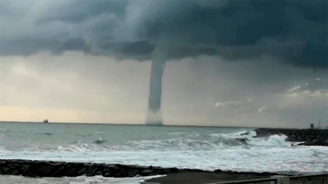 [Video] Captan impresionante tromba marina frente a costa italiana - Cooperativa.cl