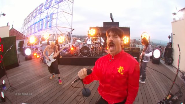 [Video] Red Hot Chili Peppers presentó su rockero nuevo sencillo en la ...