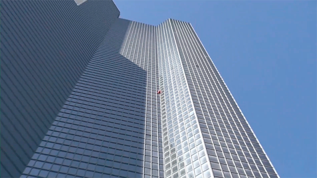 Video Spiderman Francés Celebró Sus 60 Años Escalando Edificio De 3632