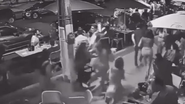 [Video] Clientes de un bar huyen despavoridos al confundir a grupo de ...