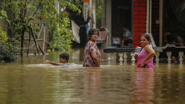 [Fotos] Con el agua hasta la cintura: Inundaciones por fuertes lluvias ...