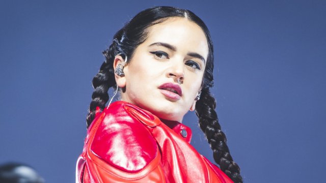 [Video] Rosalía canta en inglés en su nueva canción "LLYM" - Cooperativa.cl