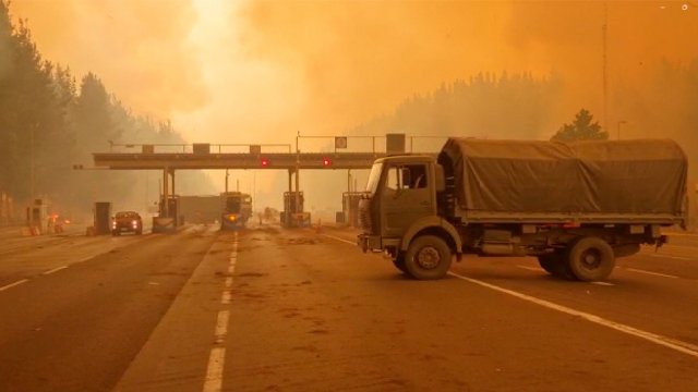 [Video] Evacuan plaza de peaje por incendio forestal en Ruta 5 Sur ...