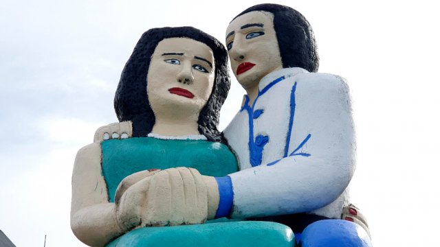 [Fotos] El cambio de look de la escultura "Sentados frente al mar" de Puerto Montt - Cooperativa.cl