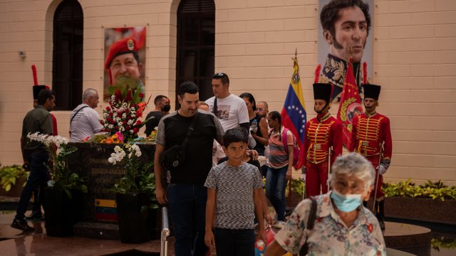[Fotos] Cientos de simpatizantes visitaron la tumba de Hugo Chávez en ...