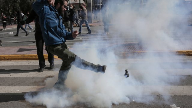 [Fotos] Violenta protesta en Atenas contra el Gobierno por accidente ...