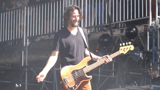 [Video] Keanu Reeves vuelve a los escenarios con su banda Dogstar tras ...