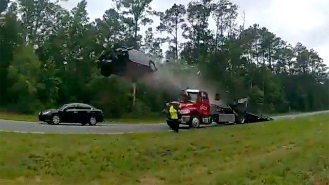 [Video] Auto salió volando tras encontrarse con una rampa en el camino ...