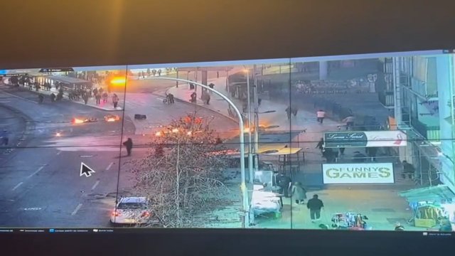 [Video] Encapuchados levantaron barricadas en el frontis de la USACh ...