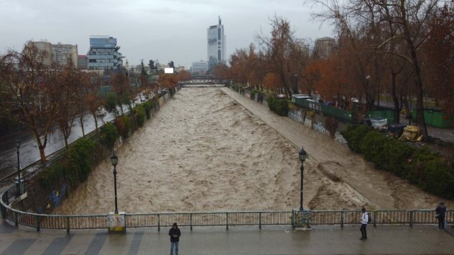 [Fotos] Aumento del caudal del río Mapocho mantiene alerta a la Región ...