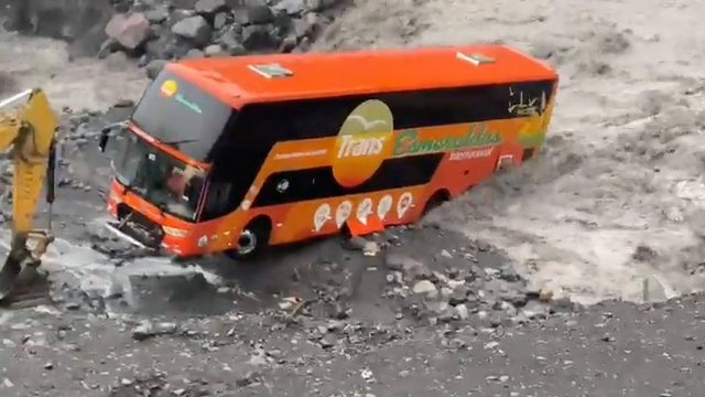 [Video] Del terror: Bus queda atrapado en socavón en Ecuador ...