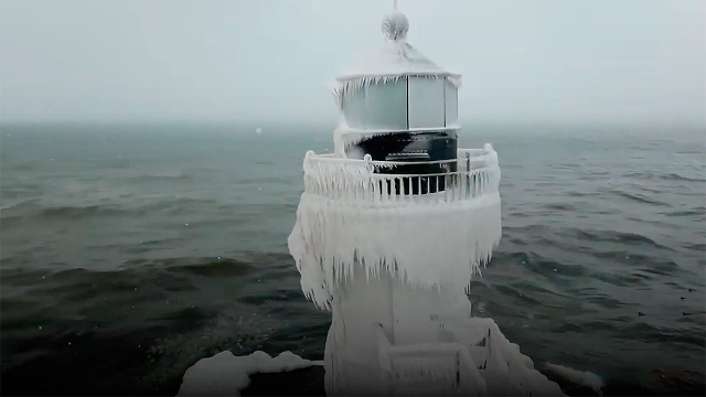[Video] Frío ártico congeló completamente los faros del lago Michigan ...
