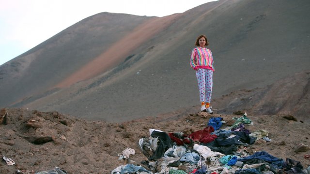 [Fotos] Agatha Ruiz de la Prada visitó "cementerio de ropa" en desierto ...