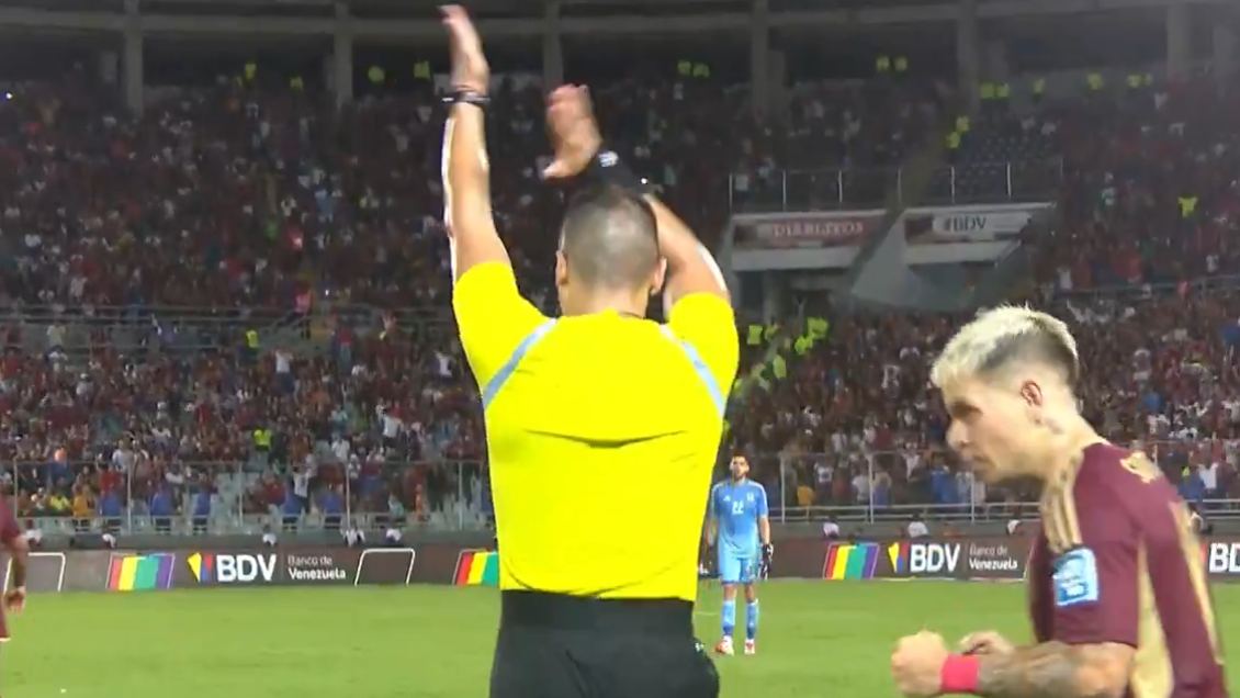 [VIDEO] Cristián Garay anuló gol de Bryan Reyna para Perú ante ...