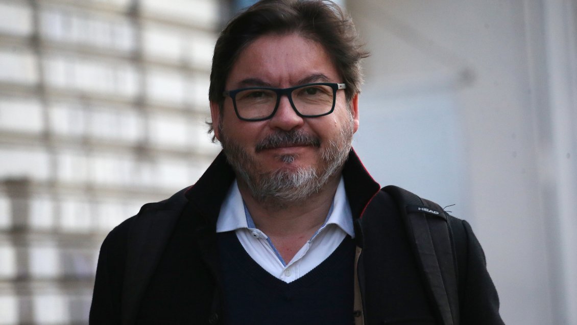 Acusan que exministro Barraza viajó al extranjero pese a licencia ...