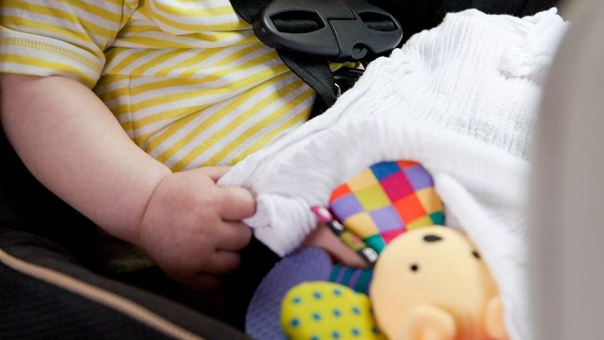 Delincuentes robaron auto con una guagua cuando su padre bajó a comprar ...