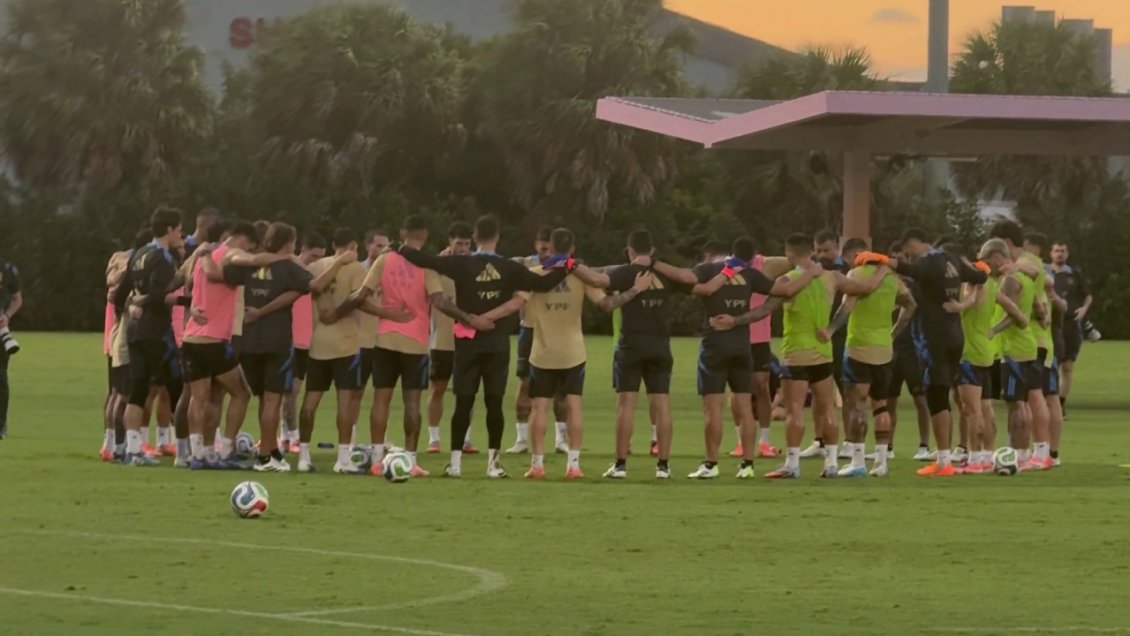 [VIDEO] La selección de Argentina rindió un minuto de silencio por la ...