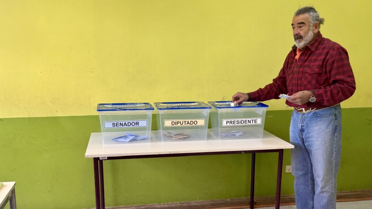 Luksic fue a votar y en redes lo compararon con "Parived" - Cooperativa.cl