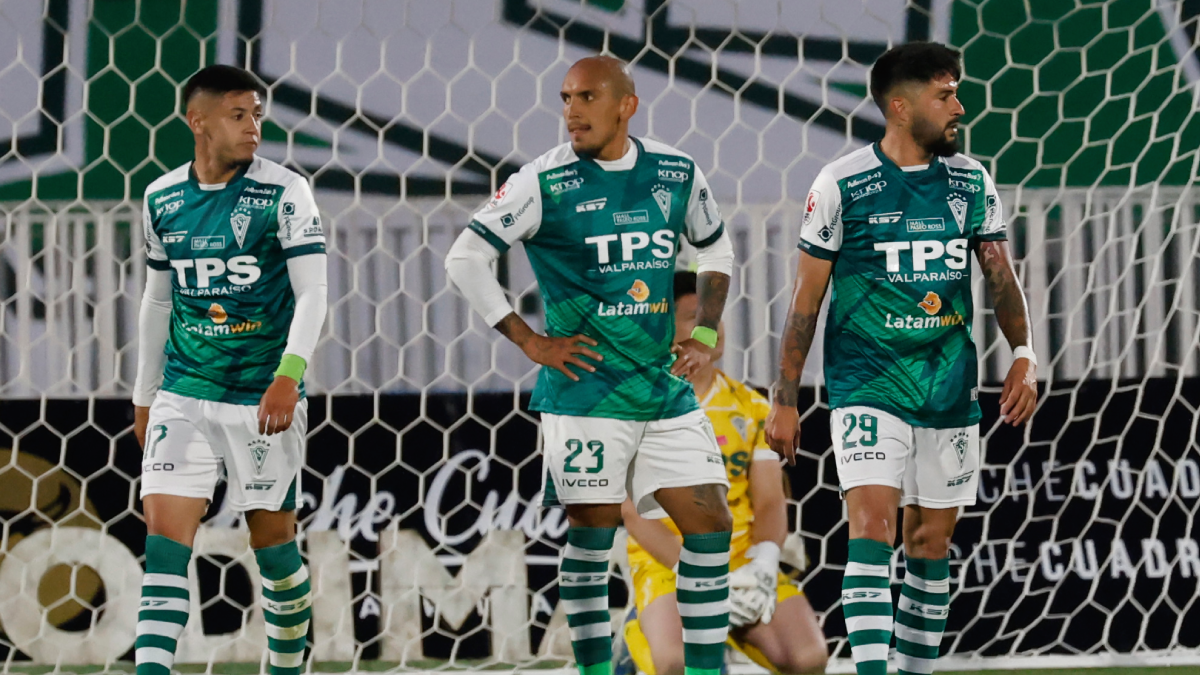Hinchas de Santiago Wanderers "apretaron" al equipo antes de jugar con ...