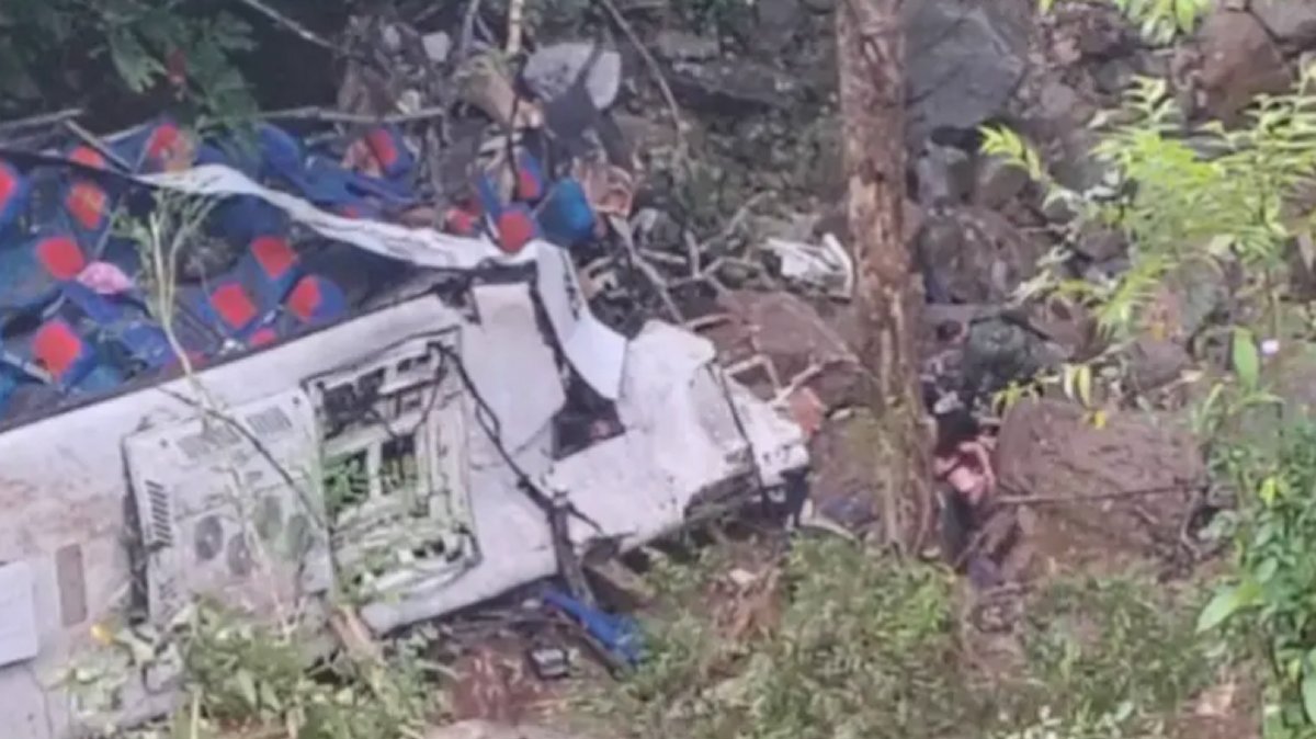 Colombia: Bus de escolares recién graduados cayó a un abismo y al menos ...
